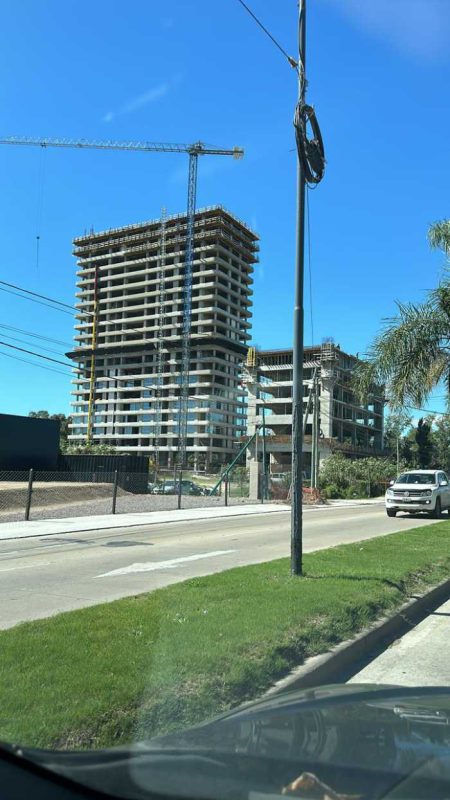 Edificios cada vez más altos en ruta 27 Nordelta - Locally Revista